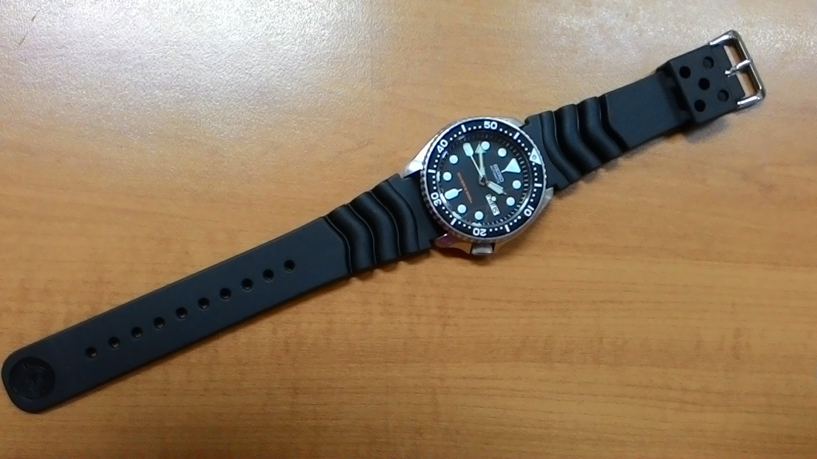 Watches Lover: [Sold] Seiko SKX007 with new Z22 wave rubber strap